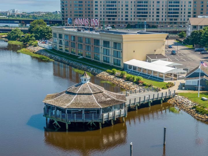 River Views | Free Breakfast. Pet-friendly. Gym - Boston