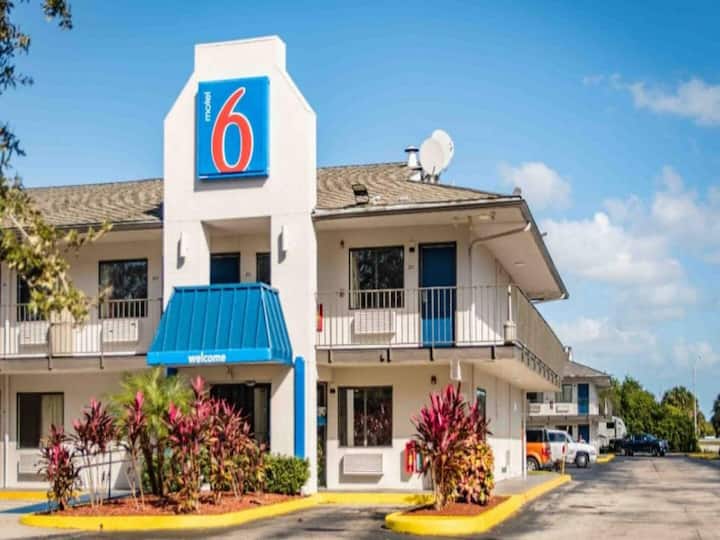 Motel 6 Pi. Pierce, Fl_1 Lit Queen | Ada - Fort Pierce, FL