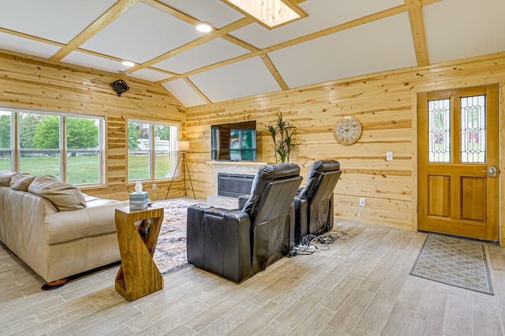 Walk To Shay Lake: Updated Home W/ Water View! - Caro, MI
