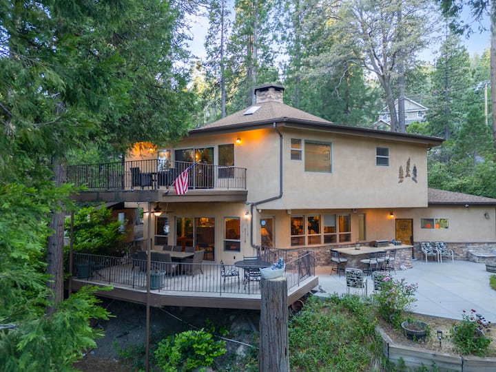 Mountain Escape W/ Game Room + Outdoor Dining - Crestline, CA