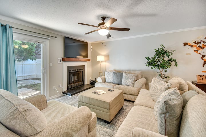 5 Mi To Nas Oceana: Townhome W/ Fenced Yard! - Virginia Beach, VA