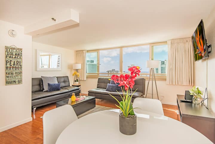 Ocean & City Views At Island Colony W/full Kitchen - Honolulu, HI