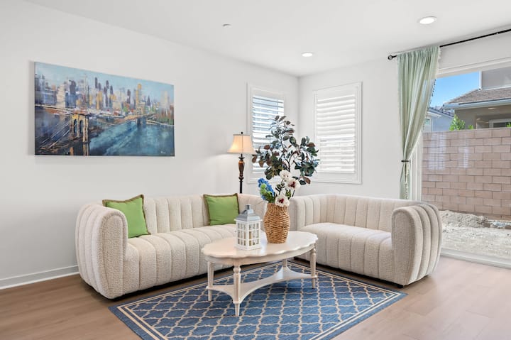 Spacious 5br Getaway W Game Room & Modern Comfort - Fontana, CA