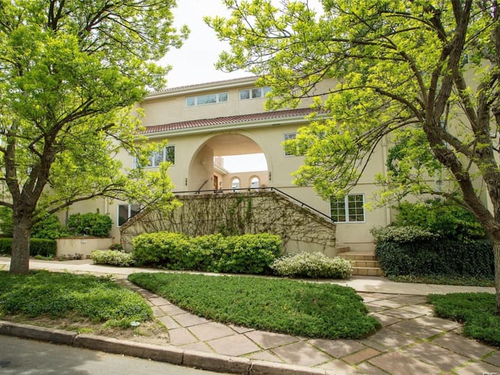 Heart Of Cherry Creek | Group Retreat | Hot Tub - Denver, CO