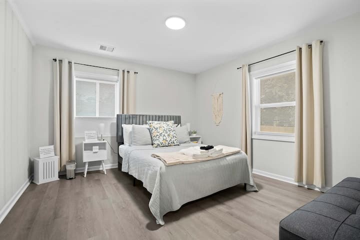 10 Min To Downtown | Smart Tvs | Fast Wi-fi - Raleigh, NC