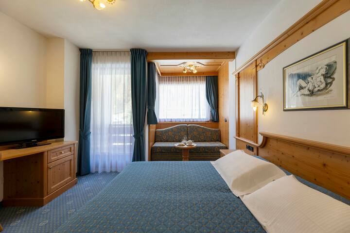 A Room Designed For Families At A Family-run Hotel - Доломитовые Альпы