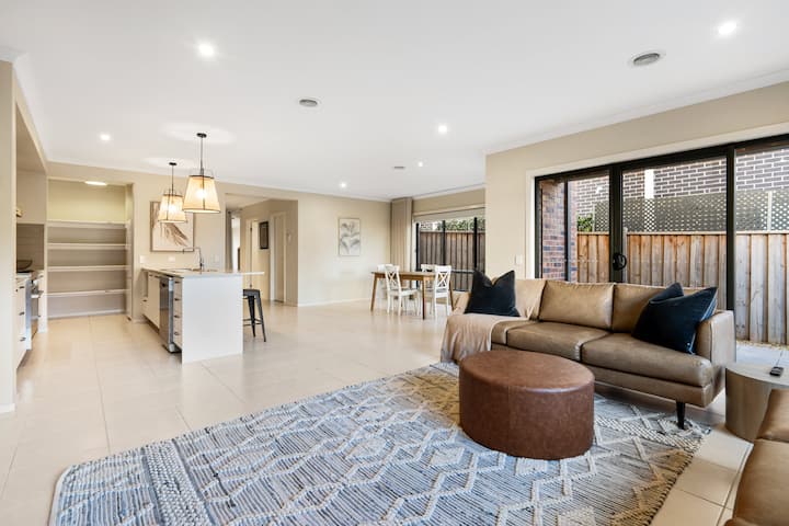 North Geelong Getaway Modern 4-bedroom Home - Geelong