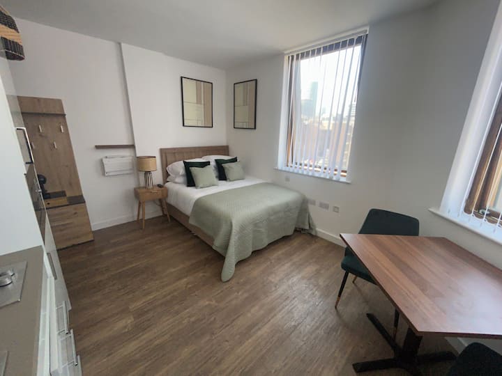 City Center 1-bed Studio, Sleeps 2 With City Views - Liverpool, UK