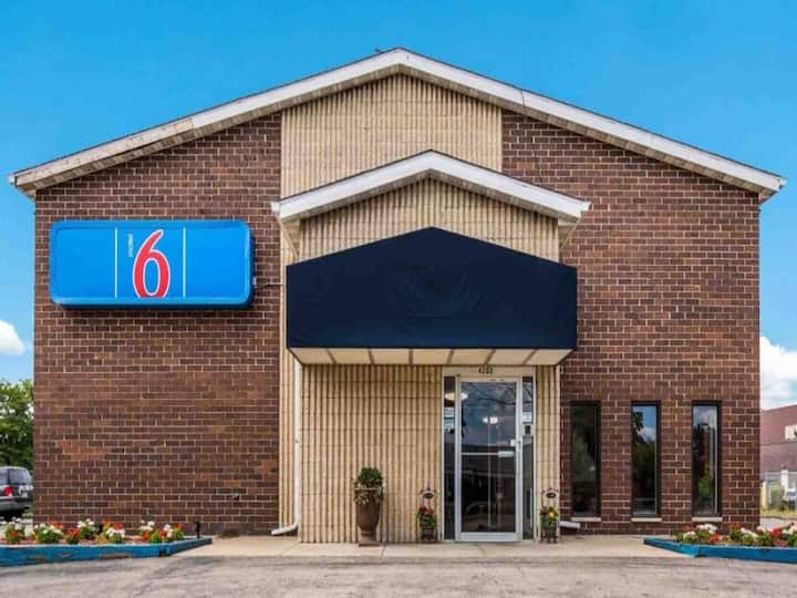 Motel 6 Madison, Wi - East_1 King Bed | - Madison, WI