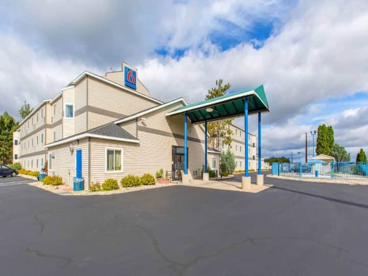 Motel 6 Love, Wi - Lake Delton_1 Quee - Lake Delton, WI