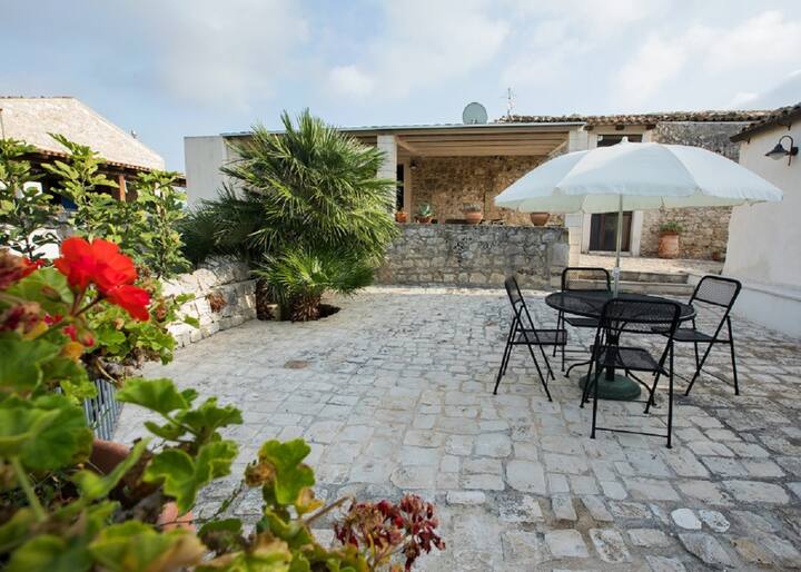 Appartamento Soppalcato In Villa - Pozzallo