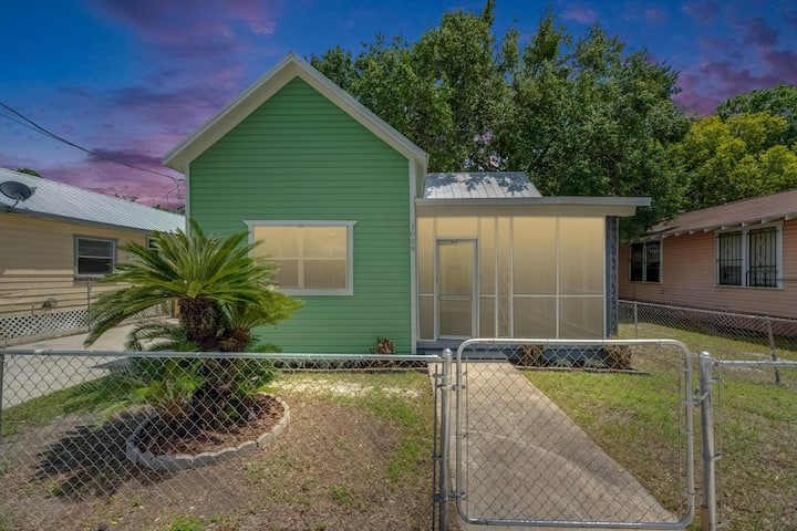 Colorful 3br Retreat W/ Mini Golf + Hammocks | Wal - Tampa, FL