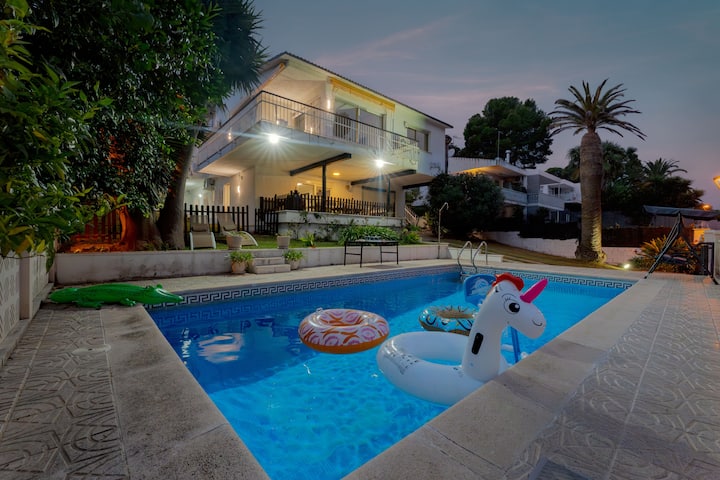 Private Oasis · Pool · Beach Bbq · Golf & Hoops - Salou