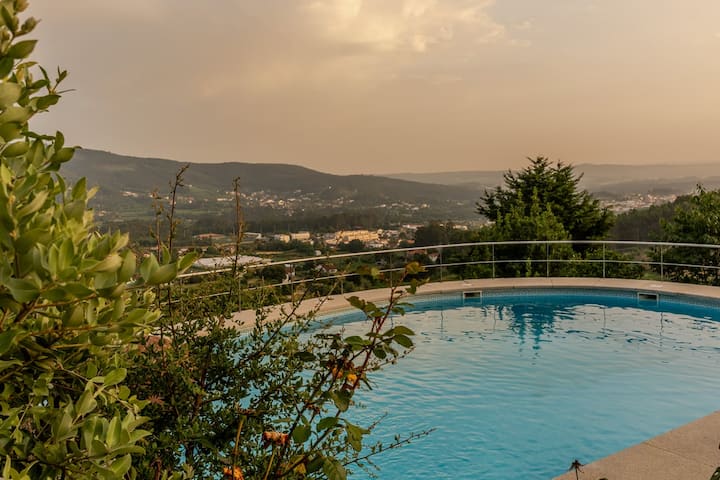 Fountain Retreat I Pool, Jacuzzi & Sports Escape - Barcelos