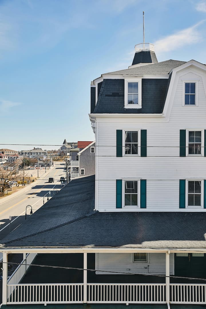 Surf Oceanview Queen With Balcony - Block Island, RI