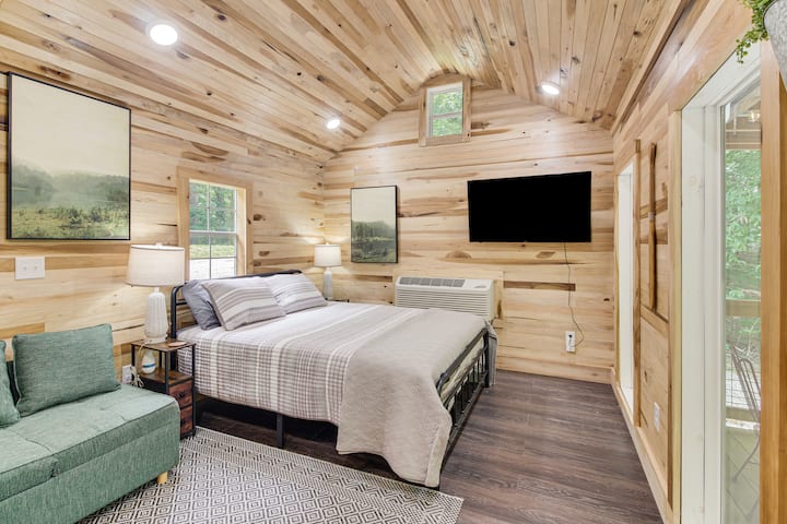 1 Mi To Lake: Charming Byrdstown Retreat W/ Deck! - Dale Hollow Lake