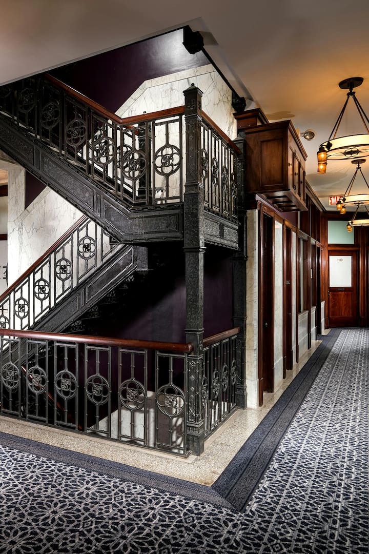 A Nat’l Historic Landmark Building In The Heart - Chicago