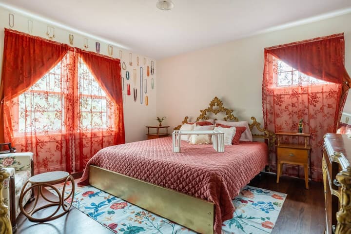 Work-ready Vintage Home Near Dt Cle W/ King & Tub - Utopia Beach Club