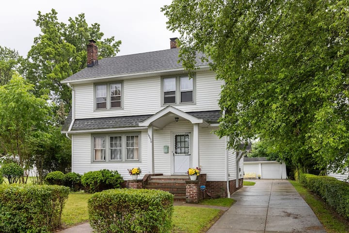 Thanksgiving Open | Hulu | 15 Mi/cle | King | Tub - Cleveland