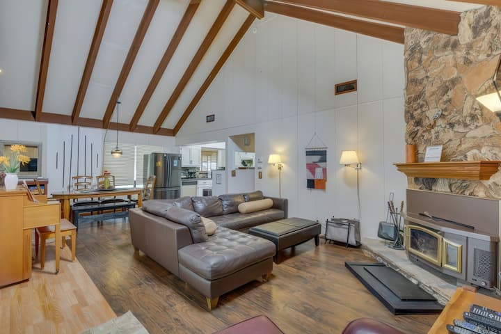 Big Bear Cabin W/ Game Room • Mins To Ski & Lake - Big Bear Lake, CA