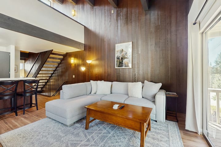 3br Townhome With Lake Views, Fireplace, Pool, Spa - North Lake Tahoe, CA