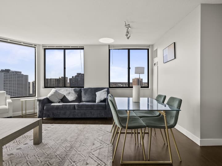 City View Apt On The 18th Fl. | Parking & Pool - Minneapolis, MN