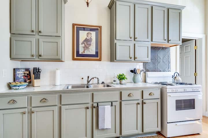 Opera House | Spacious 4br Historic Breaux Bridge - Breaux Bridge, LA