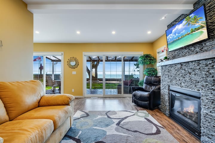 Peaceful Point Lakehouse With Hot Tub - Leamington