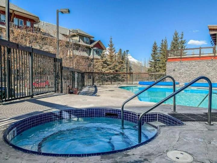 Ridgeview Retreat - Family Fun/pool & Hot Tub - Canmore