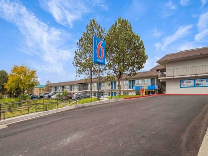 1 Lit Queen | Ada / Baignoire / Réfrigérateur - Elko, NV