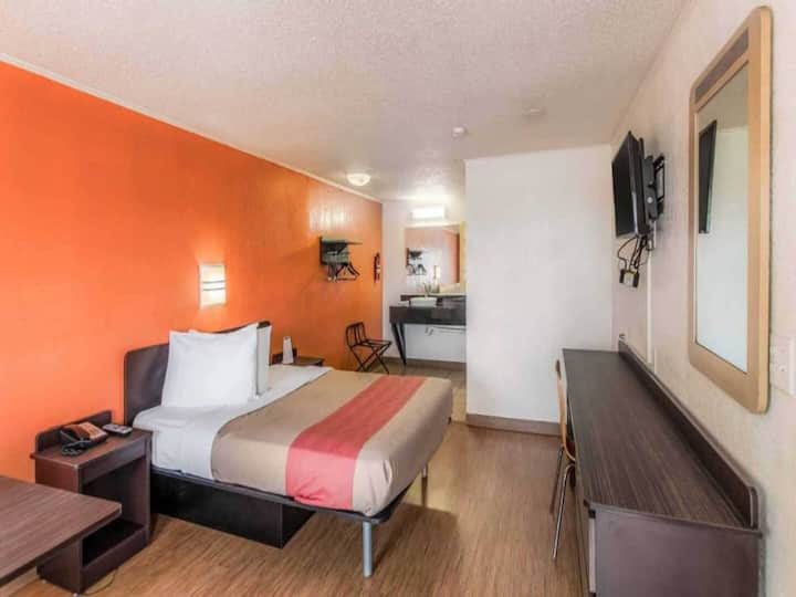 1 Lit Queen | Ns - Portage, MI