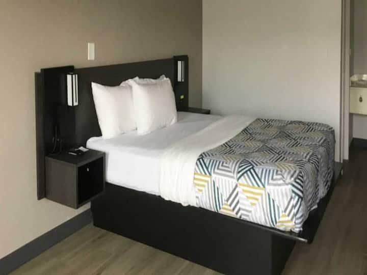 Motel 6 Farmington H_1 Queen Lit | Nmsk, - UCI, Farmington Hills