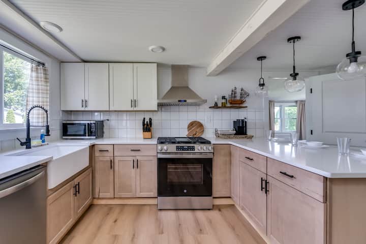 Lakeside Haven: Renovated Sackets Harbor Cottage - Sackets Harbor, NY