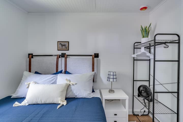 Lakeside Haven: Renovated Sackets Harbor Cottage - Sackets Harbor, NY