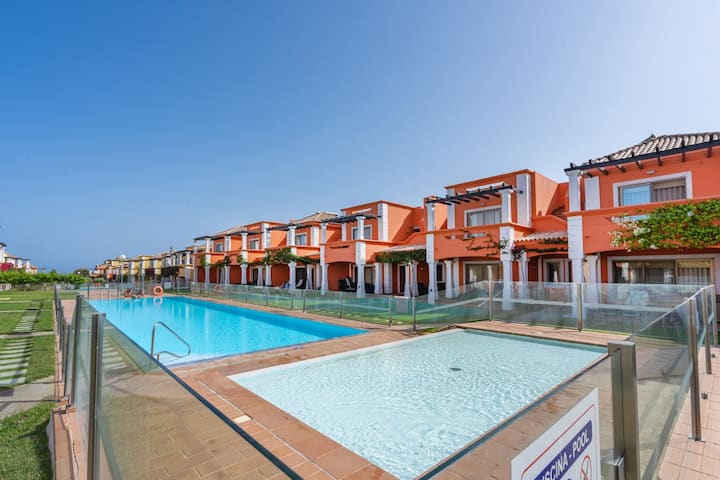 Spacious & Luxurious W/ Terrace & Pool By Hostwise - Santa Luzia, Portugal