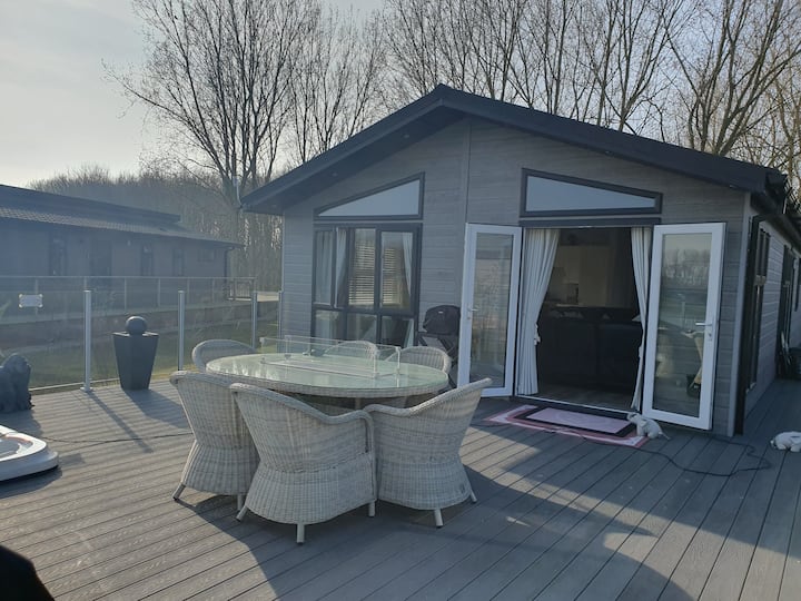 Routh 2-bed Luxury Lodge, Hot Tub & Lake View - Driffield