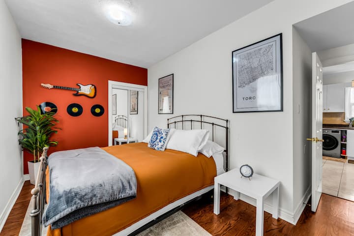 '70s & '80s 3-bedroom Toronto Time Capsule - Toronto