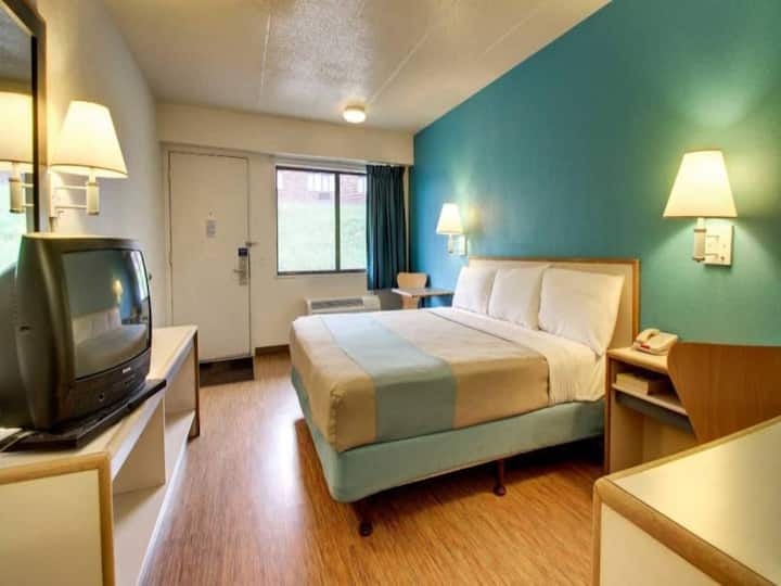 Motel 6 Cedar Rapids_1 King Led | Nmsk - Cedar Rapids, IA