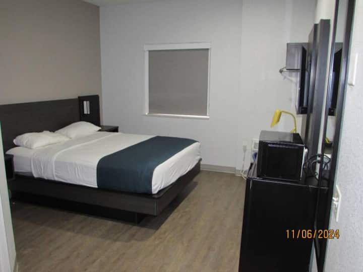 Motel 6 West Des Moi_1 Queen Bed | Ada/t - Walnut Woods State Park, West Des Moines