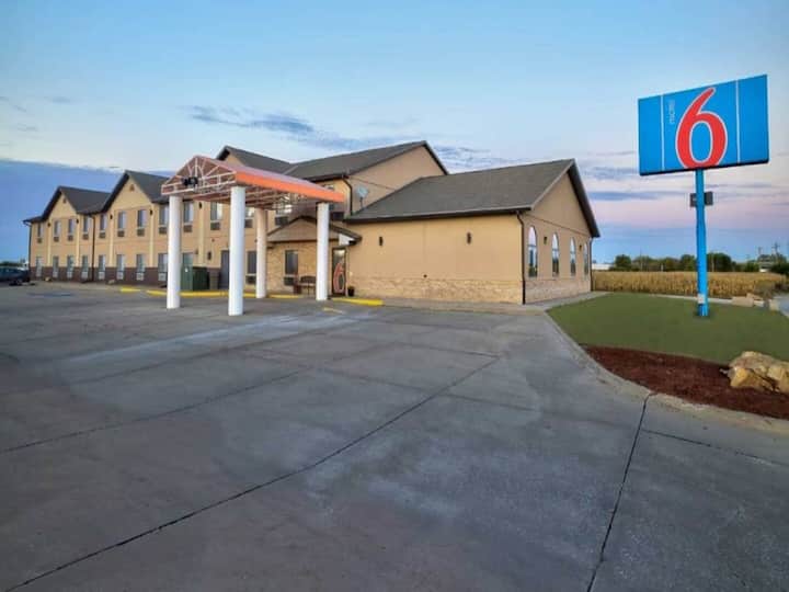 Motel 6 Percival, Ia_1 King Bed | Nsmk, - Nebraska City, NE