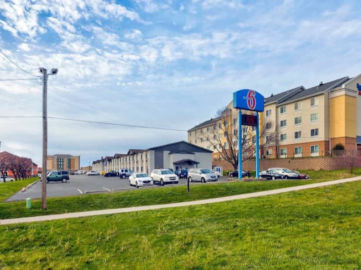 1 Lit Complet | Ns | Réfrigérateur - Cedar Rapids, IA