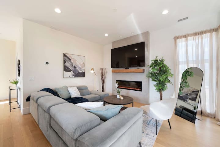 United Center 3bd Apt With Parking And Balcony - Cicero, IL