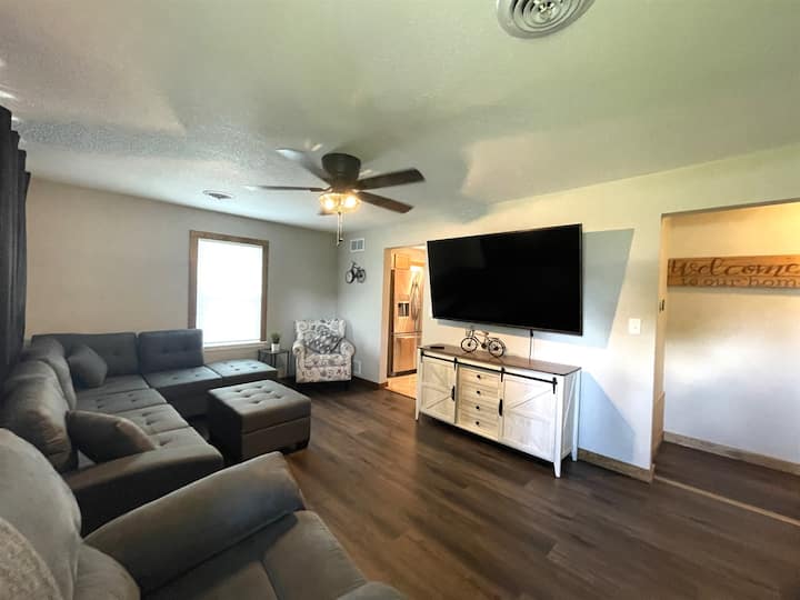 Blooming Blue Ranch House - Bloomington, IL