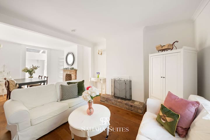Stylish 2 Bed Windsor Home | Sleeps 4 | Parking - Slough