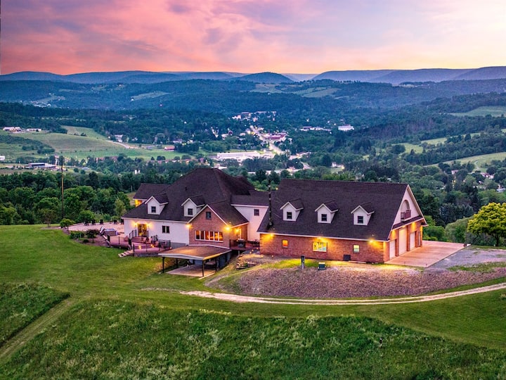 New Mansion Sleeps 26 W/ Theatre, Hot Tub, Game Rm - Hills Creek State Park, Wellsboro