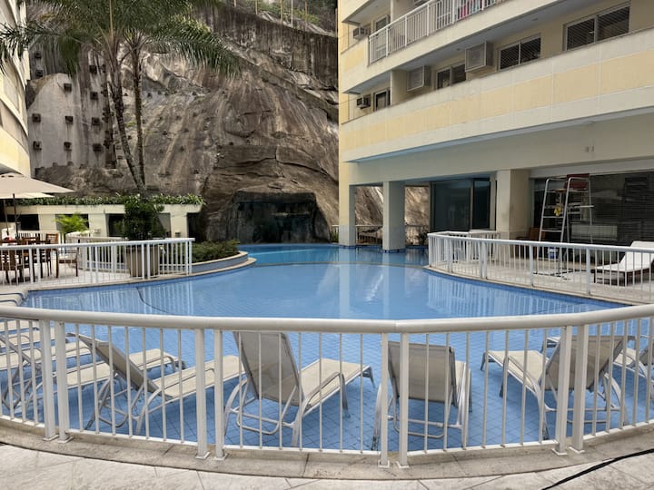 2 Quartos, Garagem, Varanda E Piscina - Rio de Janeiro