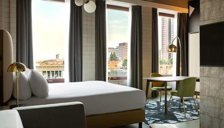 Cosmopolitan Vibes In A Room Near The Euromast - Rotterdam