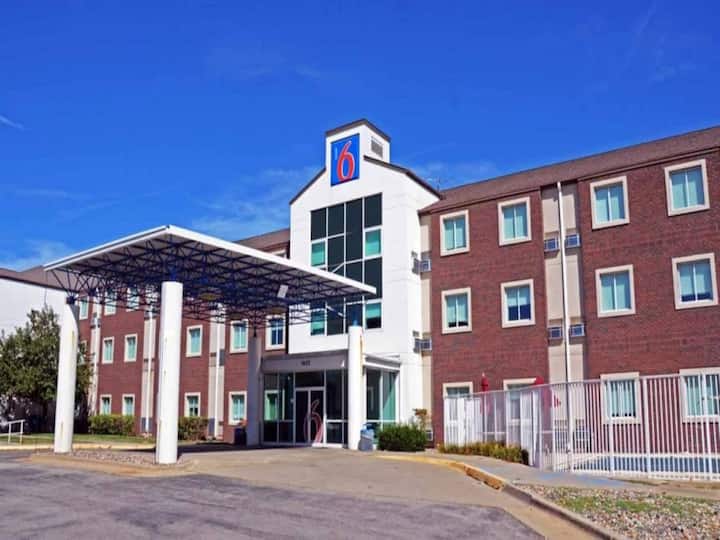 Motel 6 West Des Moi_1 King Bed | Micfri - West Des Moines, IA