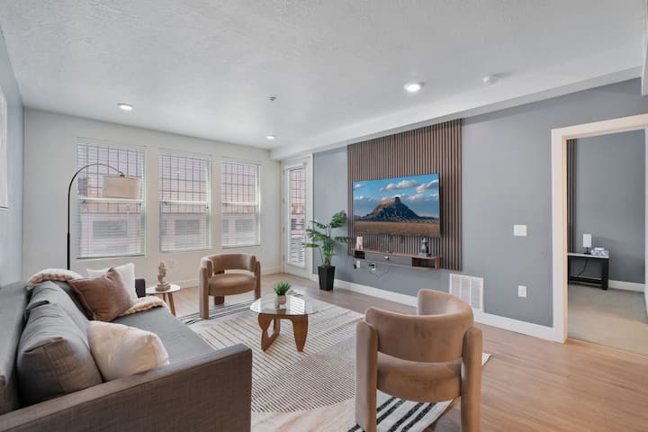 Stylish 2-bed, 2-bath In Downtown Slc With Balcony - Salt Lake City, UT