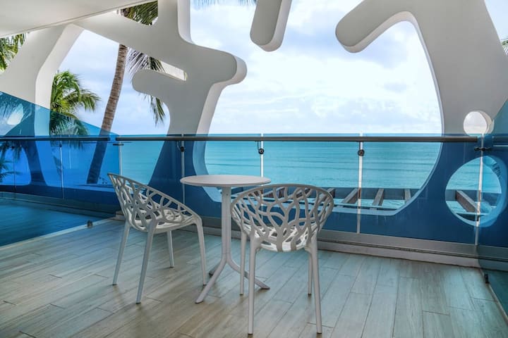 Chill Vibes – Beachfront + Rooftop Bar - Playa del Carmen